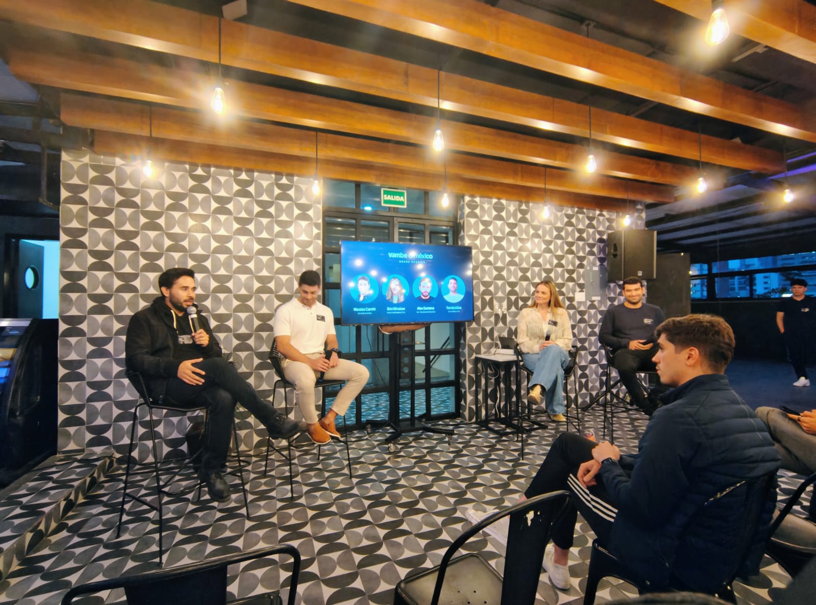 Vambe llega a México con asistentes conversacionales